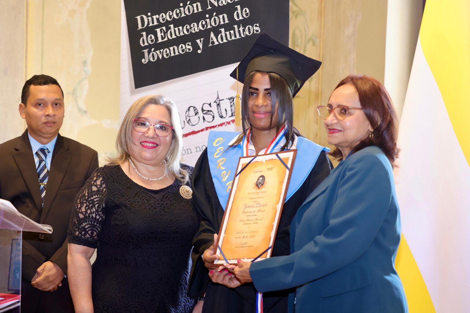 Sesenta privadas de libertad alcanzan meta educativa con apoyo del ...